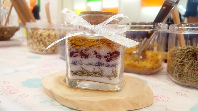 How to Make Potpourri: Wet or Dry Method - Utopia