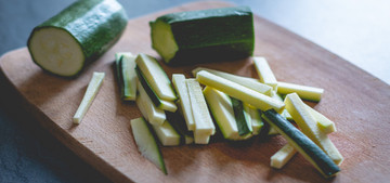 Can You Eat Zucchini Raw? Benefits & Downsides of the Uncooked Squash ...